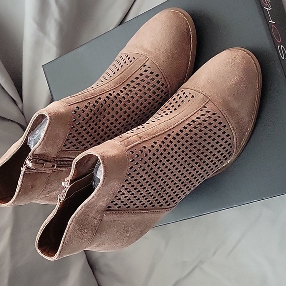 Soho Girls | Shoes | New Womans Soho Taupe Color Zip Up Ankle Boots ...